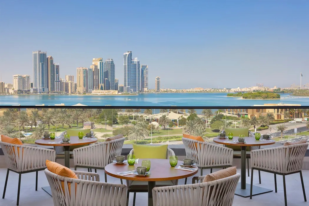 Hotel DoubleTree by Hilton Sharjah Waterfront Hotel & Residences ...