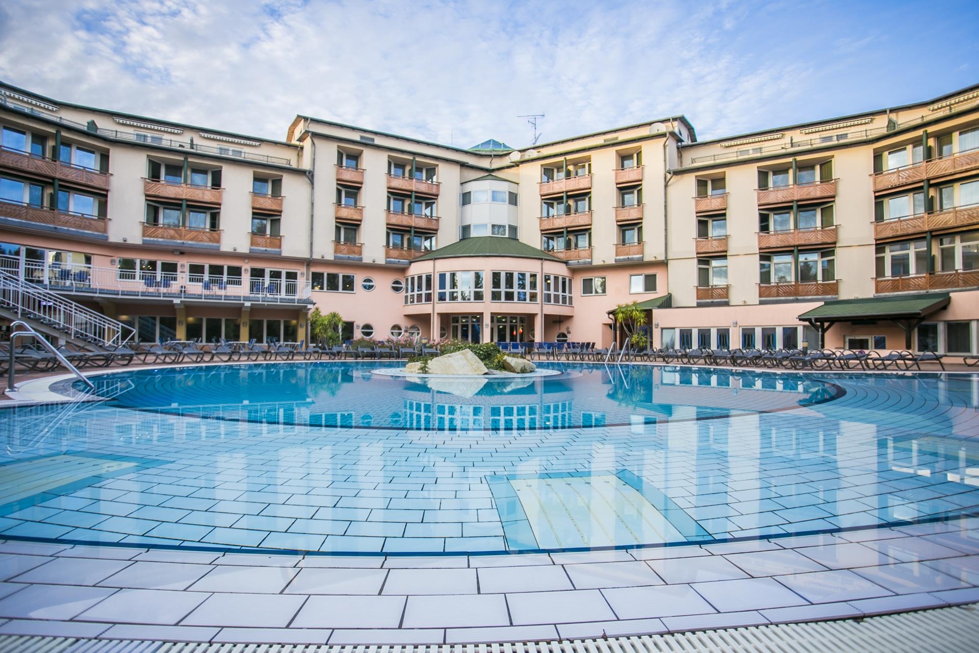 Wakacje w Lotus Therme Spa na Węgrzech z Europe Mountains - Wczasy na ...