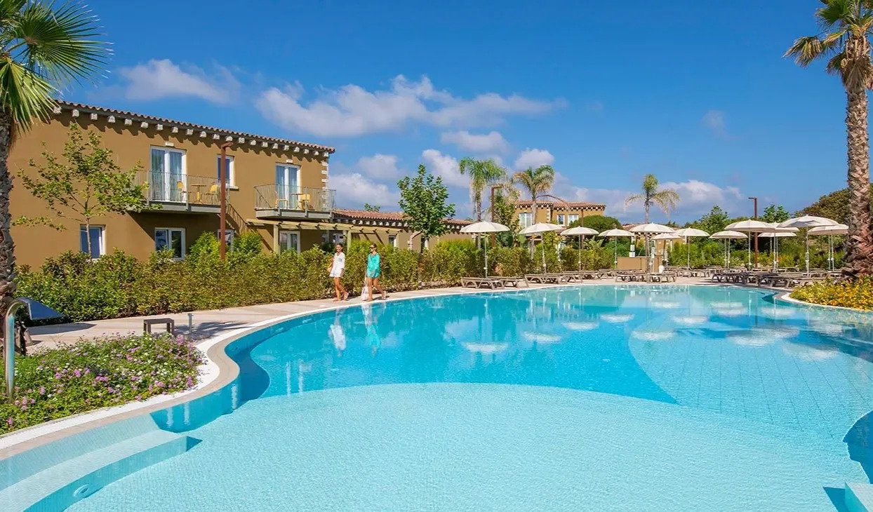 Hotel Bluserena Is Serenas Badesi Village - Włochy Sardynia na Wakacje.pl